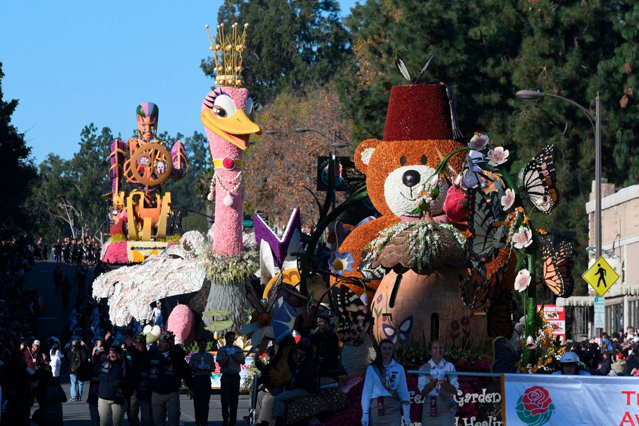 Singer Chaka Khan kicks off 130th annual Rose Parade