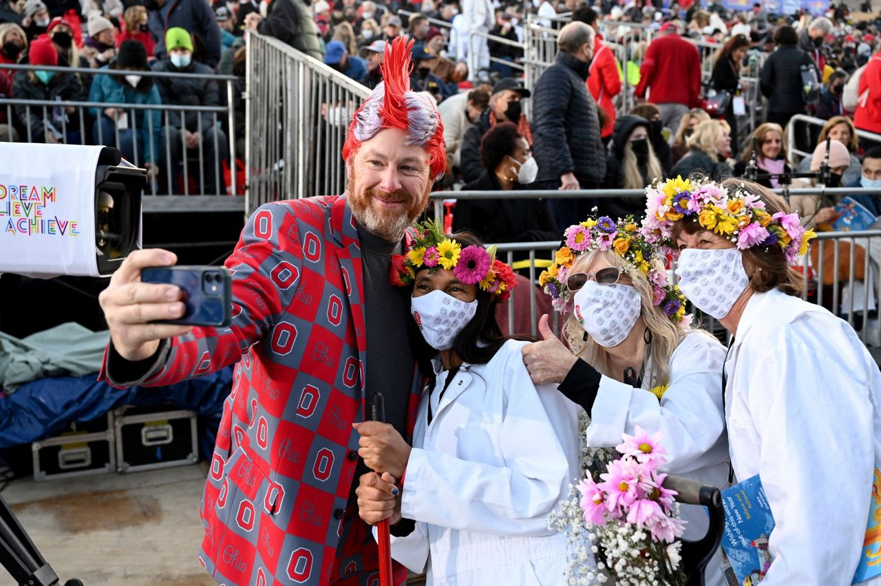 New Year's Rose Parade to proceed despite COVID-19 surge