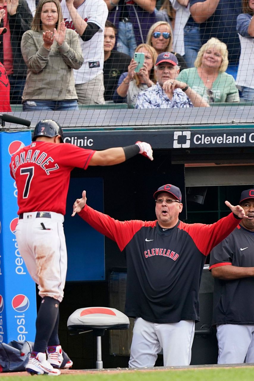 Indians' Francona stepping down for physical health issues