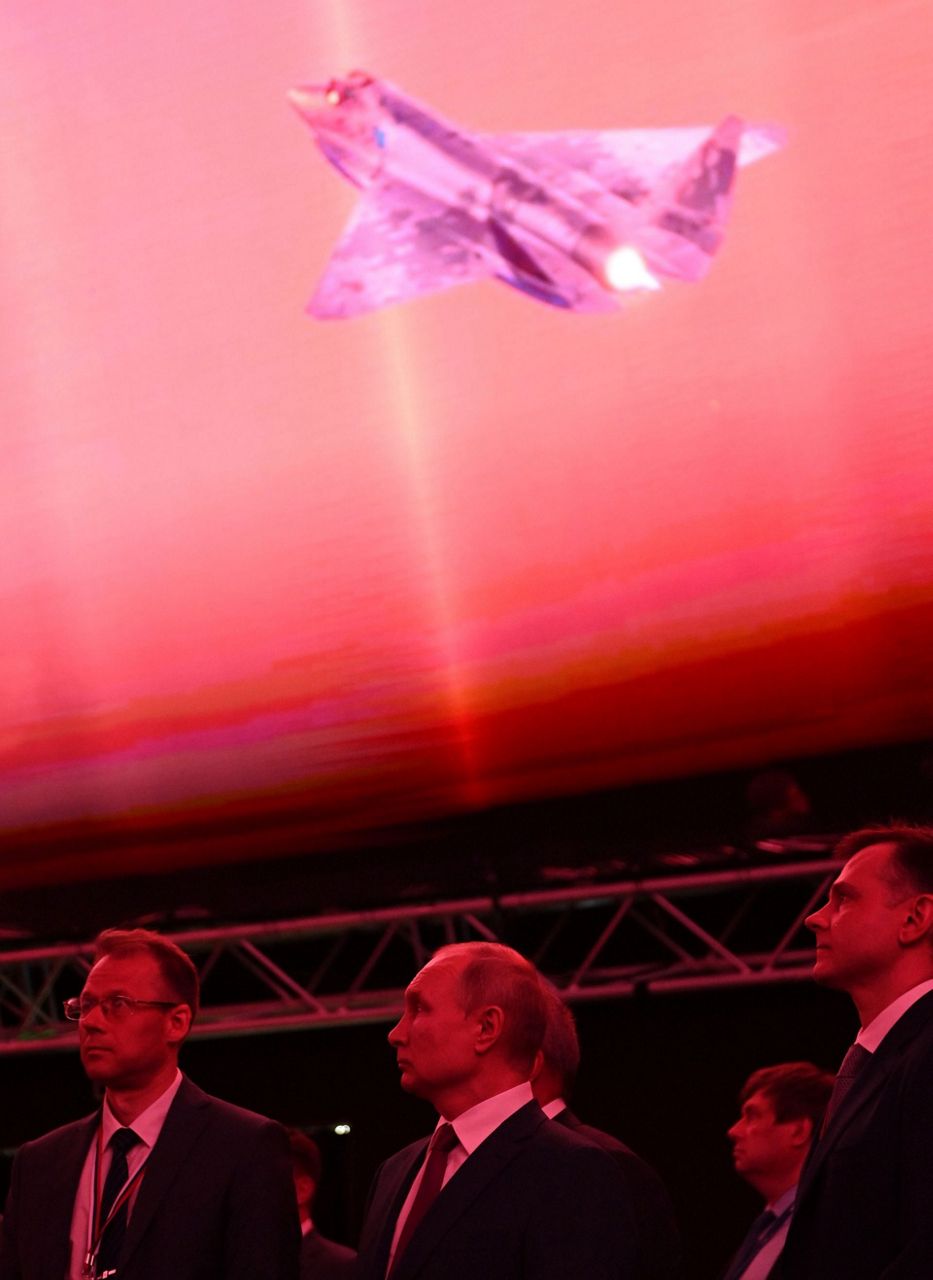 Russia unveils new fighter, Putin hails country's air power