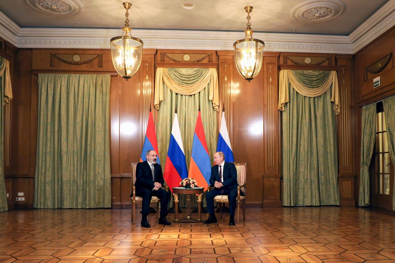 Putin hosts Armenian and Azerbaijani leaders for peace talks