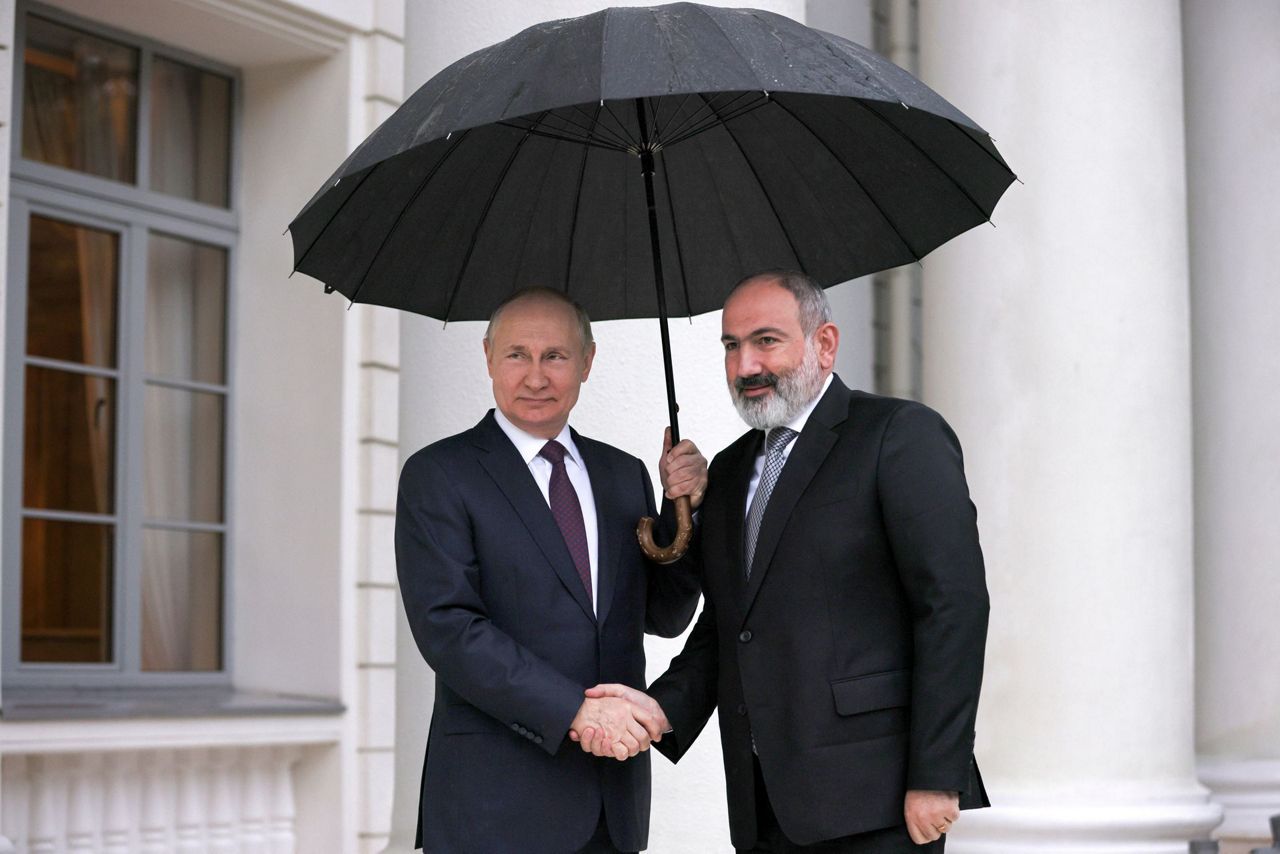 Putin hosts Armenian and Azerbaijani leaders for peace talks