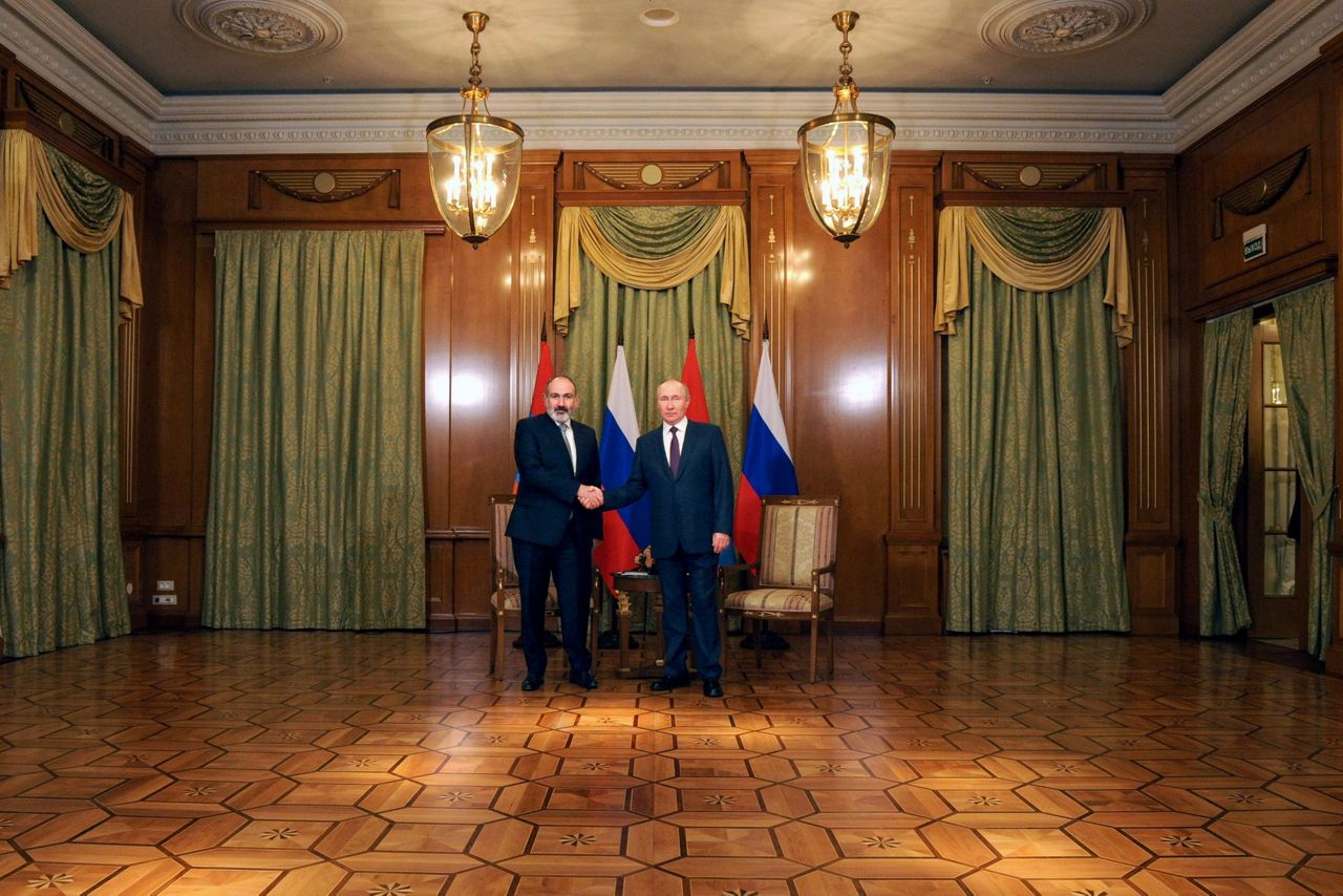 Putin hosts Armenian and Azerbaijani leaders for peace talks