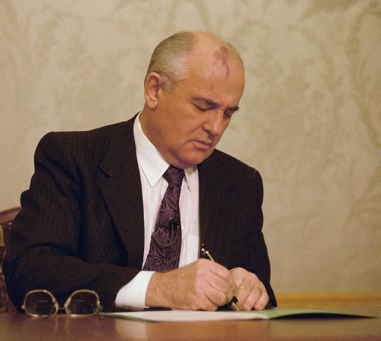 As Gorbachev resigned, AP photographer snapped historic shot