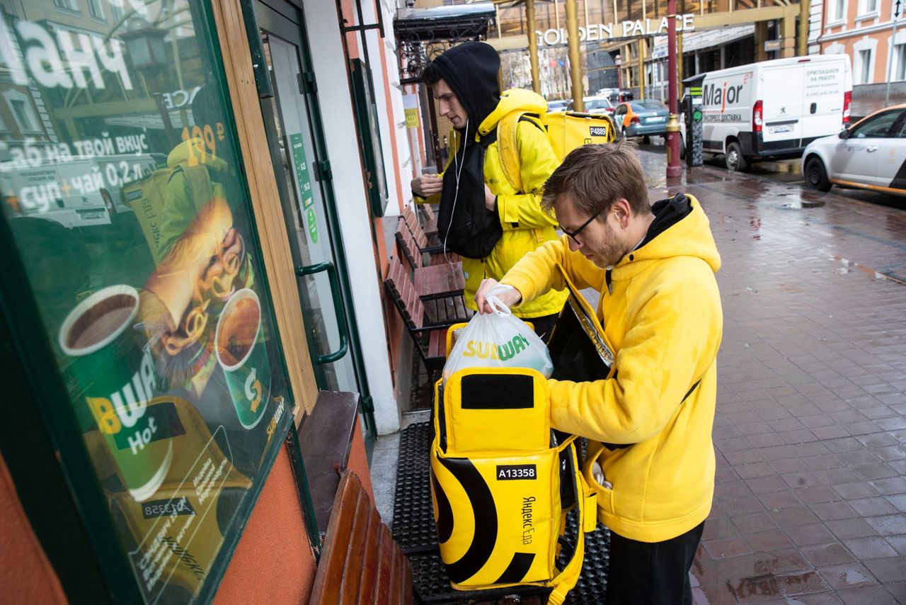 Moscow businessman tries life as deliveryman during pandemic