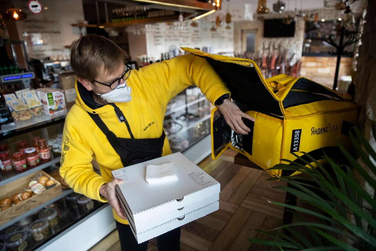 Moscow businessman tries life as deliveryman during pandemic