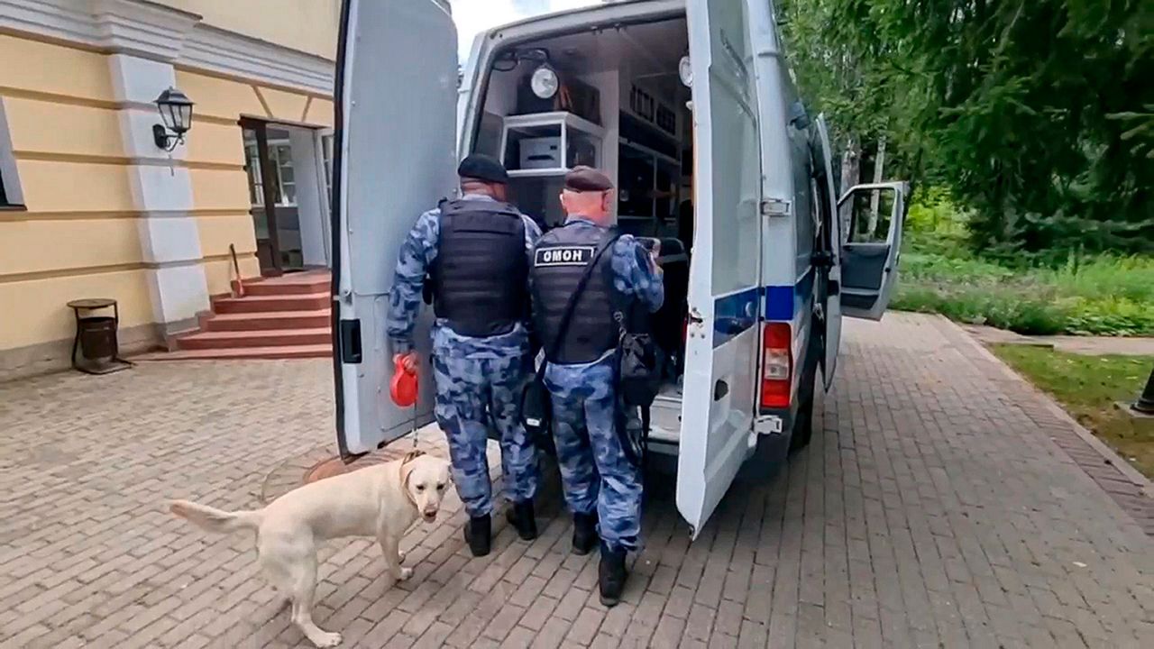 Russian special forces kill a gunman who broke into a private house ...