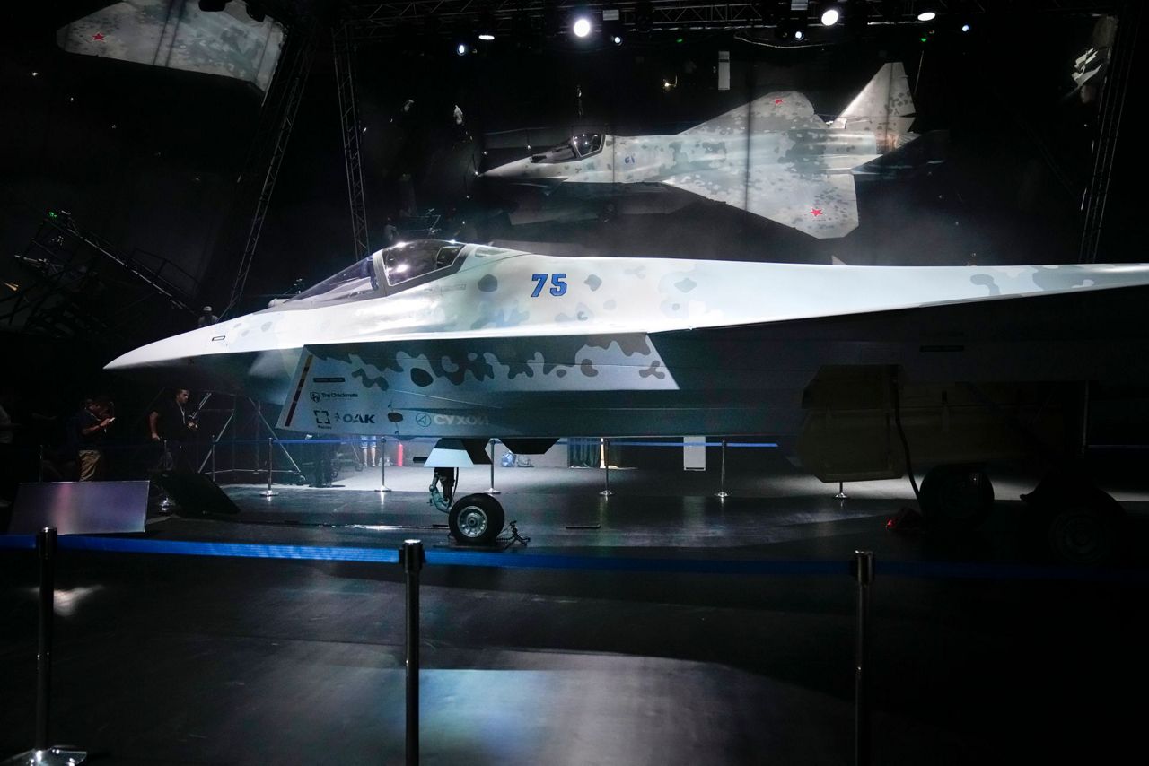Russia unveils new fighter, Putin hails country's air power