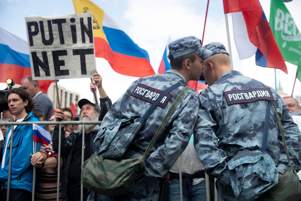 Barring Of Moscow Council Candidates Draws 12 000 To Protest