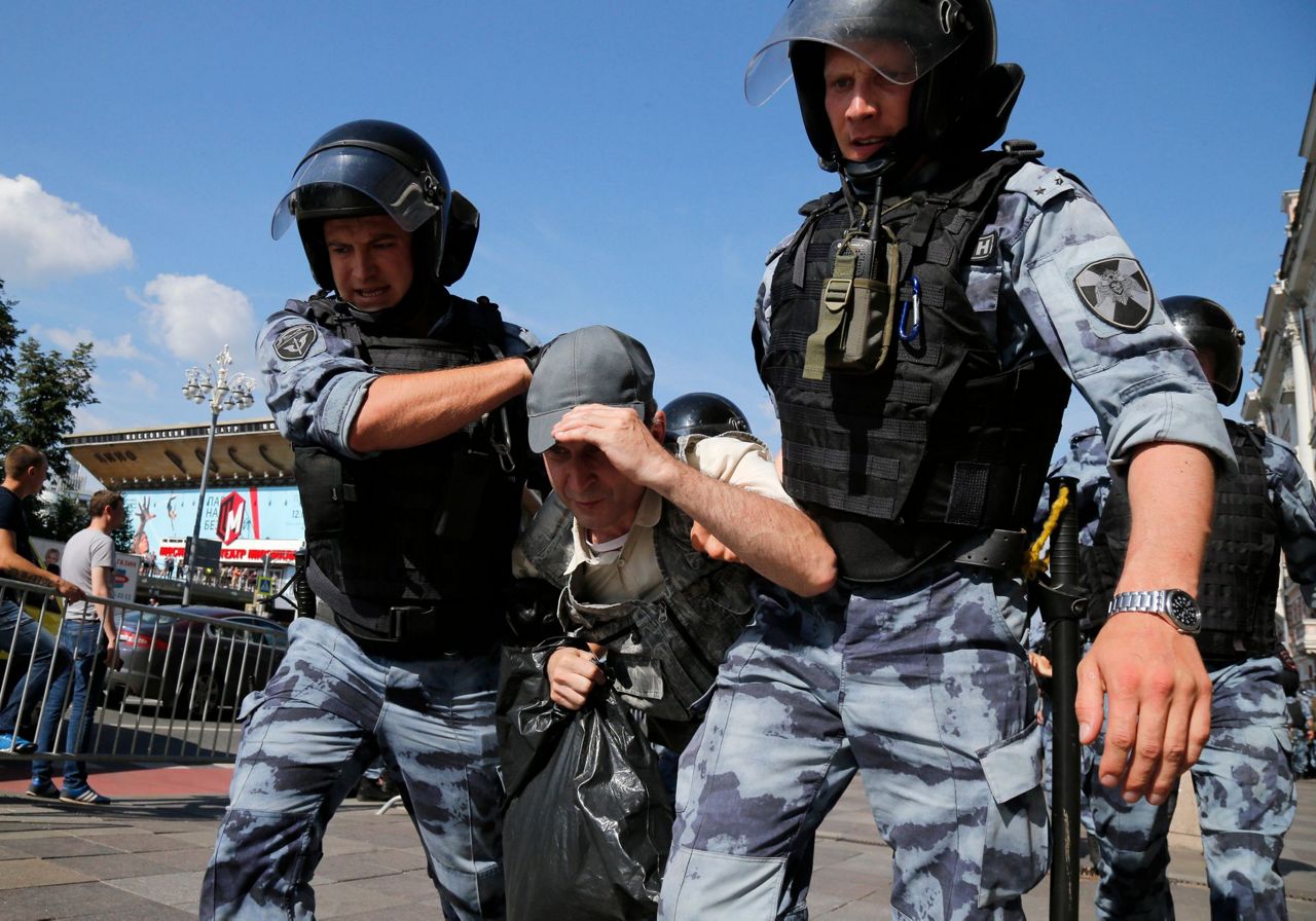 The Latest: Police arrest hundreds at Moscow vote protest