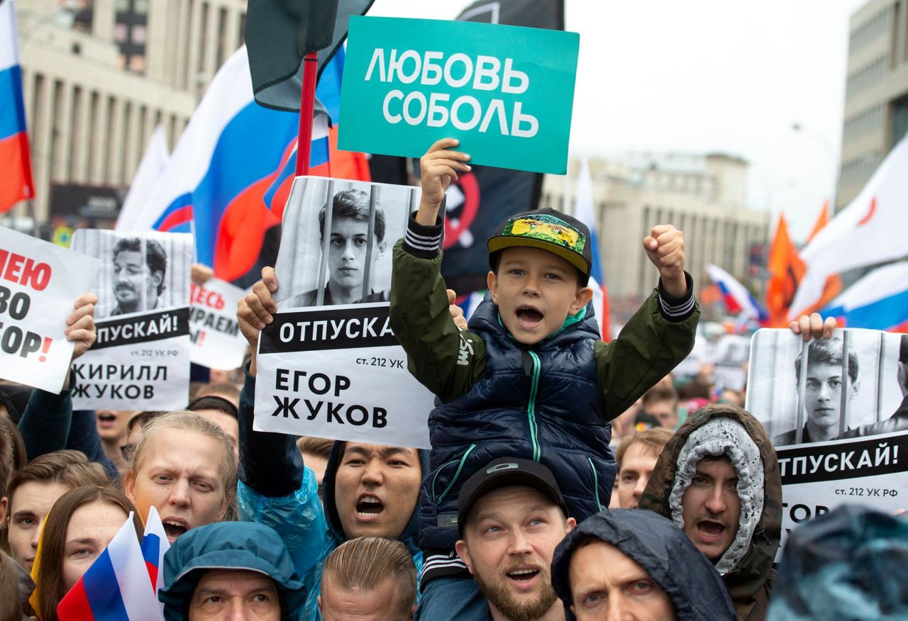 1,000s gather for Moscow election protest
