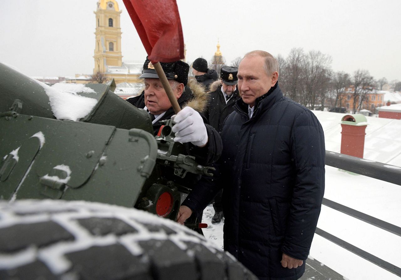 Putin gets to fire cannon at Russian Christmas