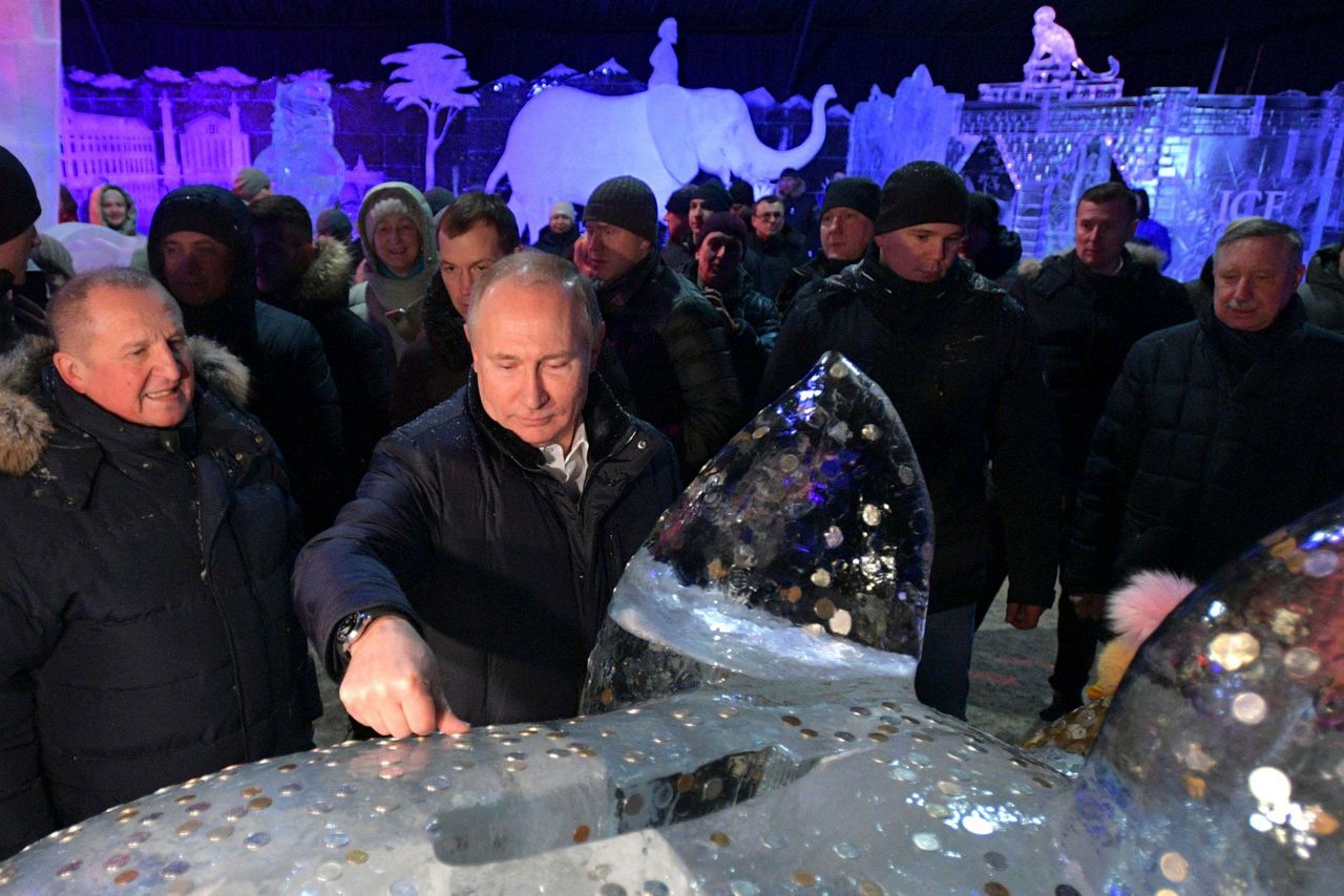 Putin gets to fire cannon at Russian Christmas