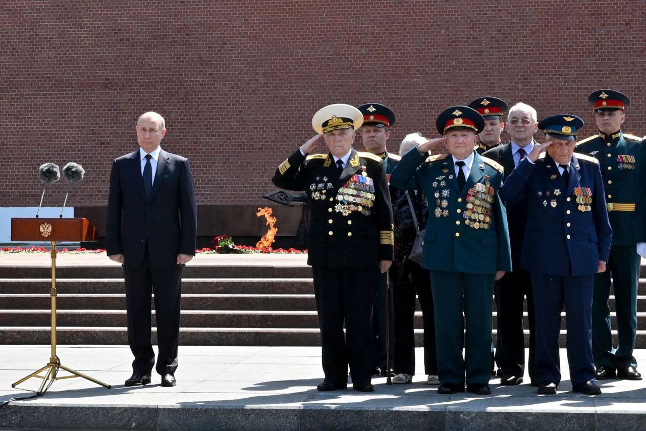 Putin hails WW II heroes, warns of degrading Europe security
