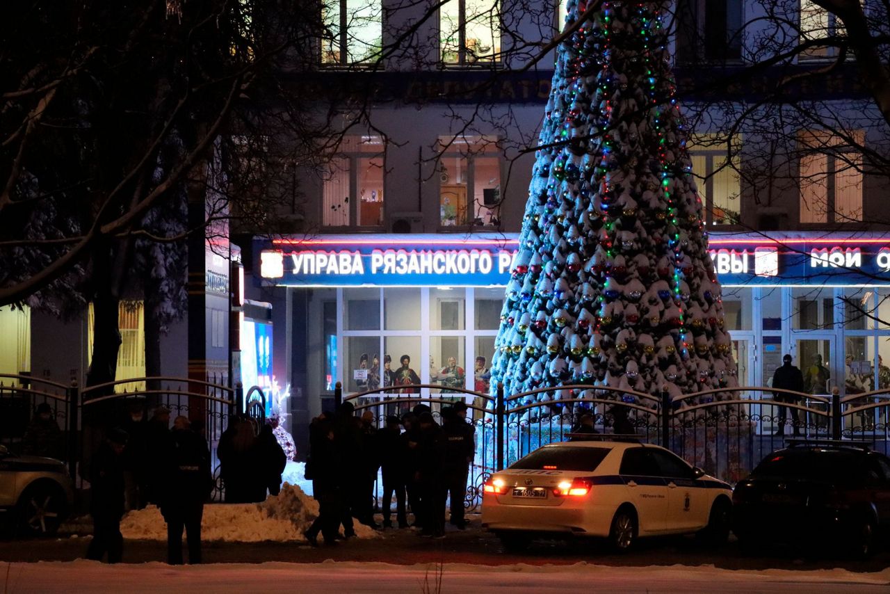 Gunman opens fire in Moscow service center, kills 2 people