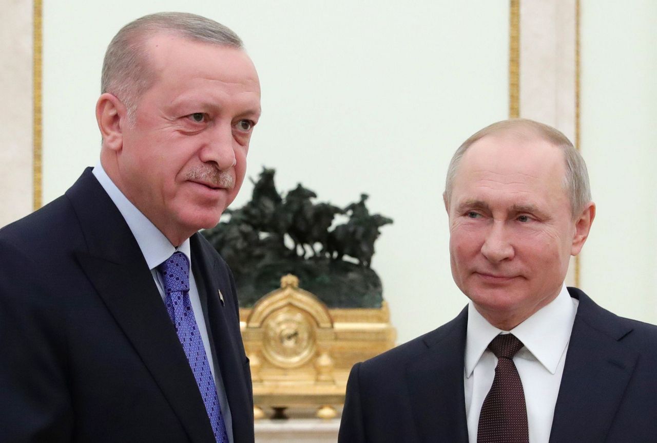 Russian, Turkish presidents to try to defuse Syria crisis