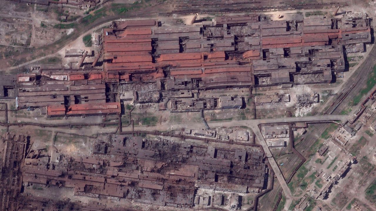 Evacuation efforts go on at sprawling Ukrainian steel mill