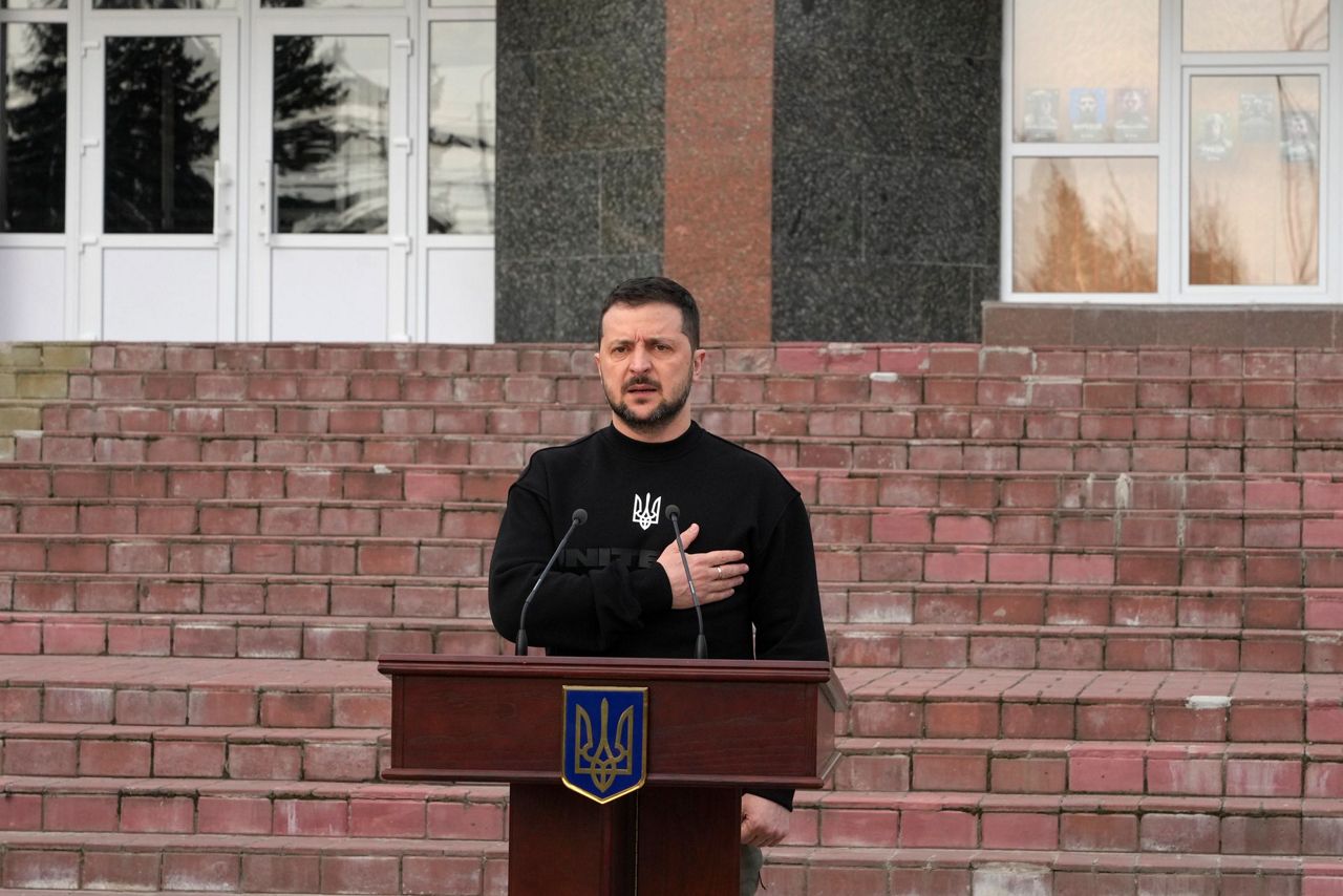 Ukraine president extends tour of war’s front-line areas