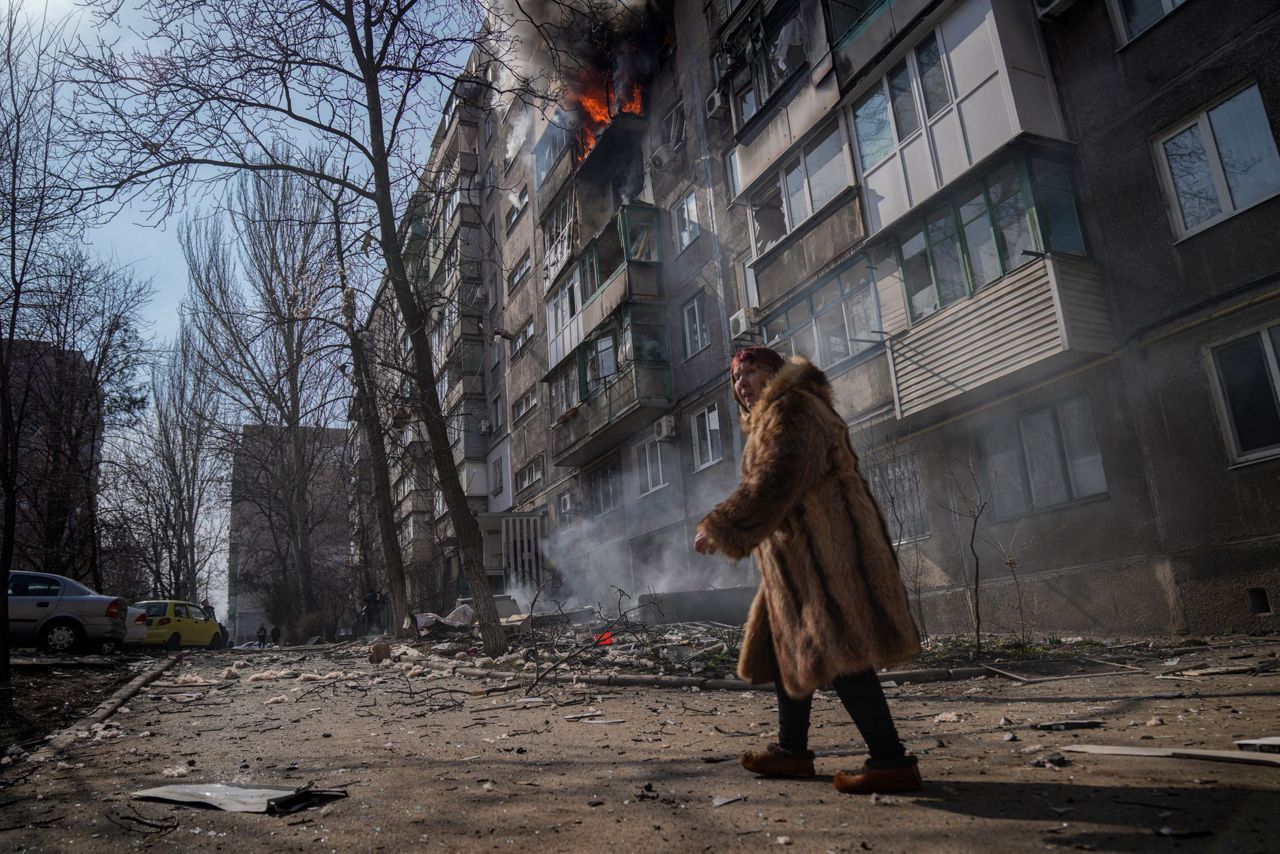 Medic who cared for Mariupol wounded heads for Ukraine front
