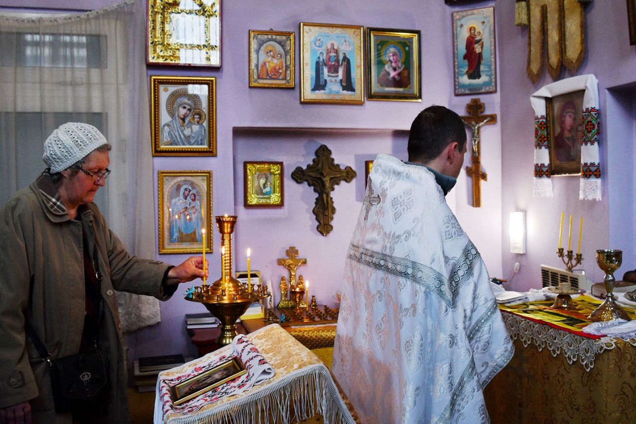 Ukraine marks Orthodox Easter with prayers for those trapped