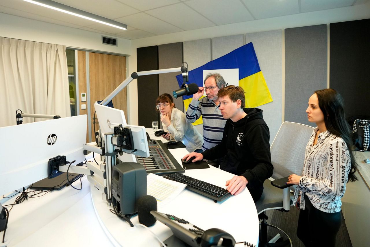 New radio station helps Ukrainian refugees adapt in Prague