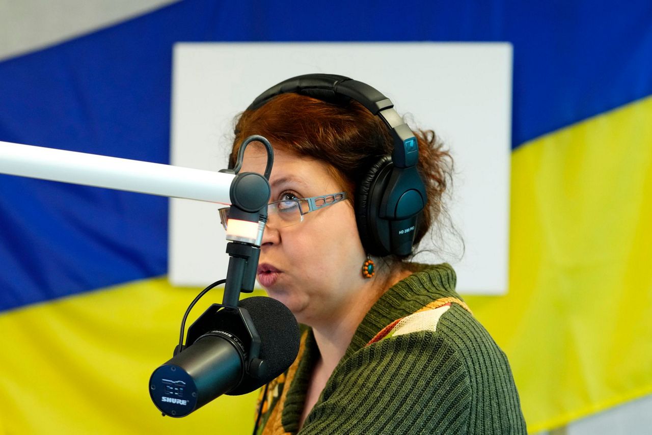 New radio station helps Ukrainian refugees adapt in Prague