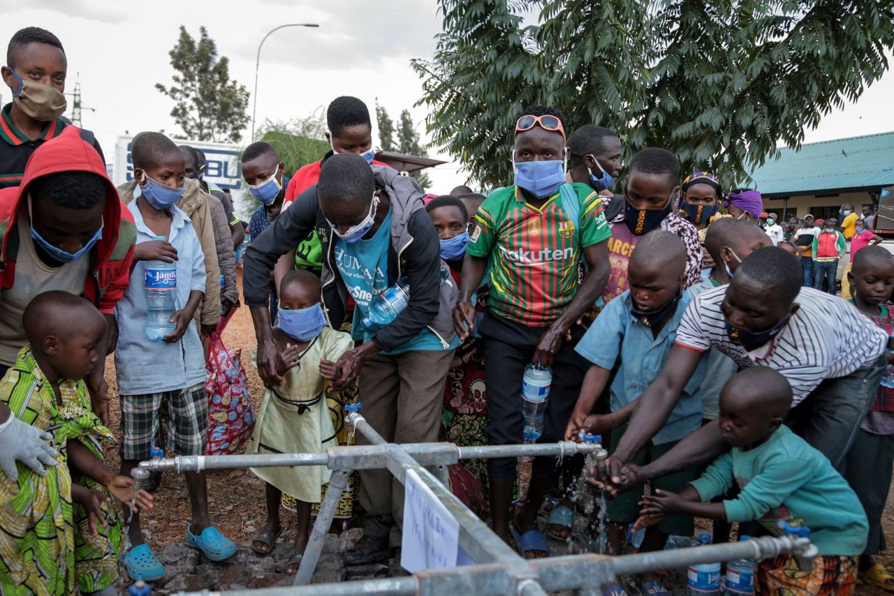 1st group of Burundian refugees returning home from Rwanda