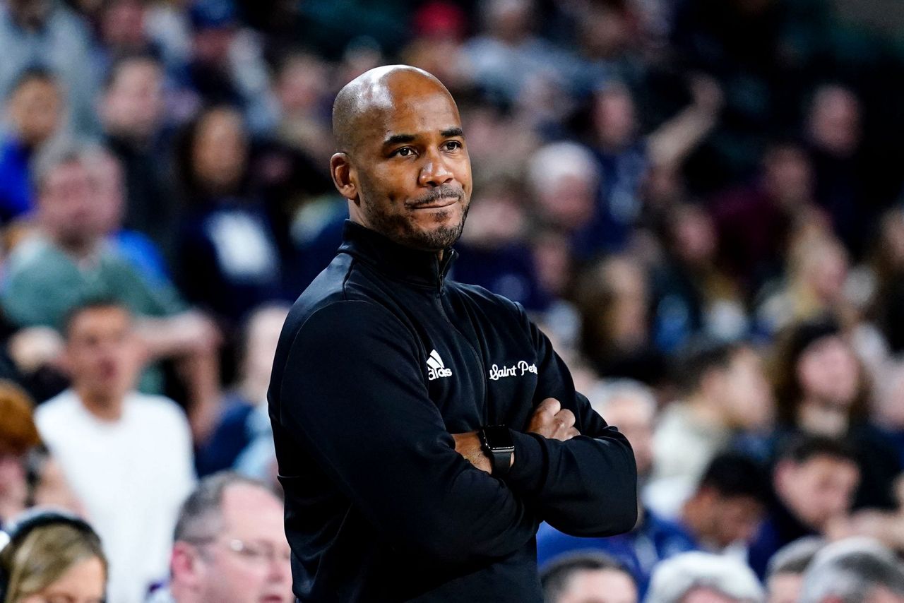 Holloway faces Saint Peter's 1st time since deep NCAA run