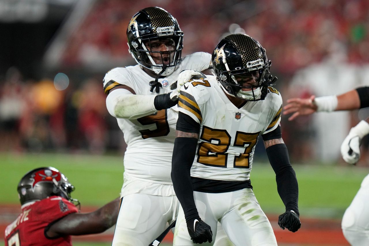 Brady's throws for 2 late TDs, Buccaneers beat Saints 17-16