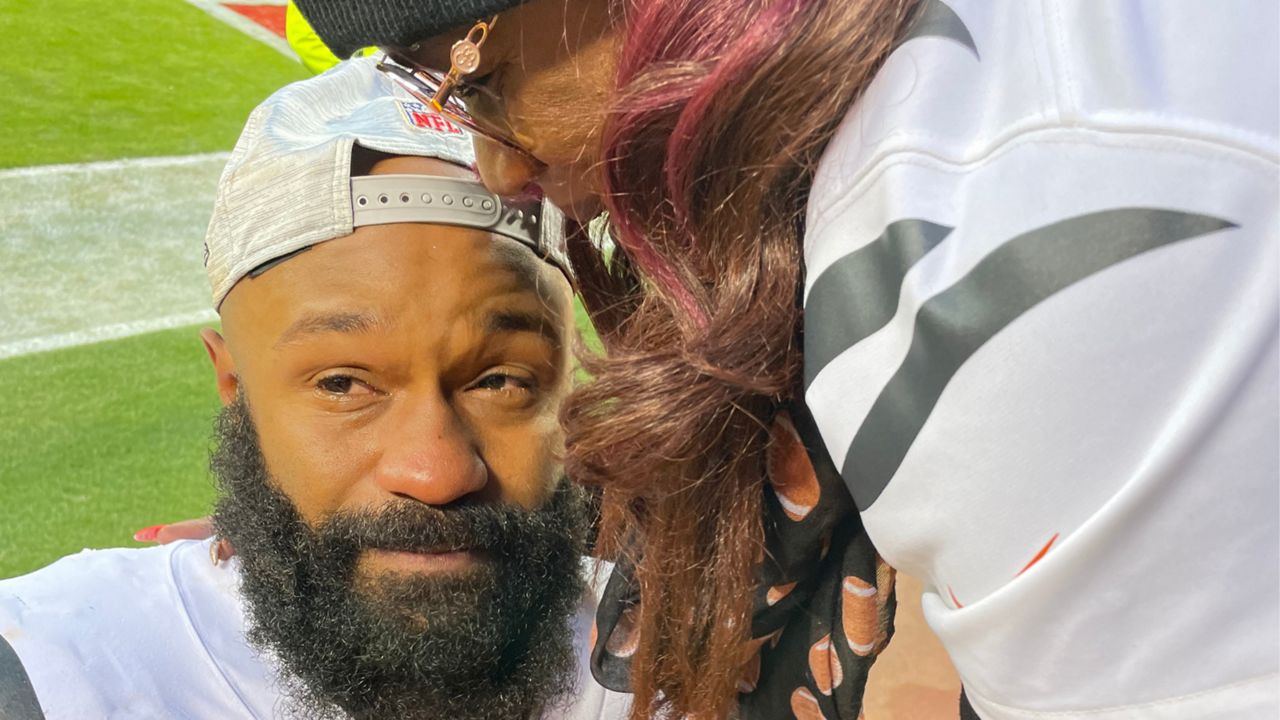 Bengals RB shares a moment with mom