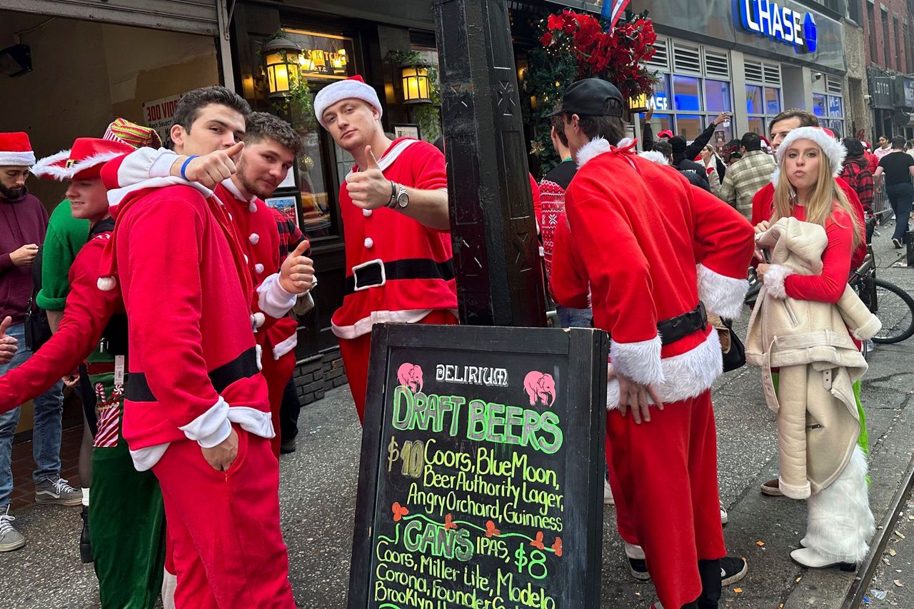 Thousands of revelers descend on NYC for annual Santa-themed bar crawl ...
