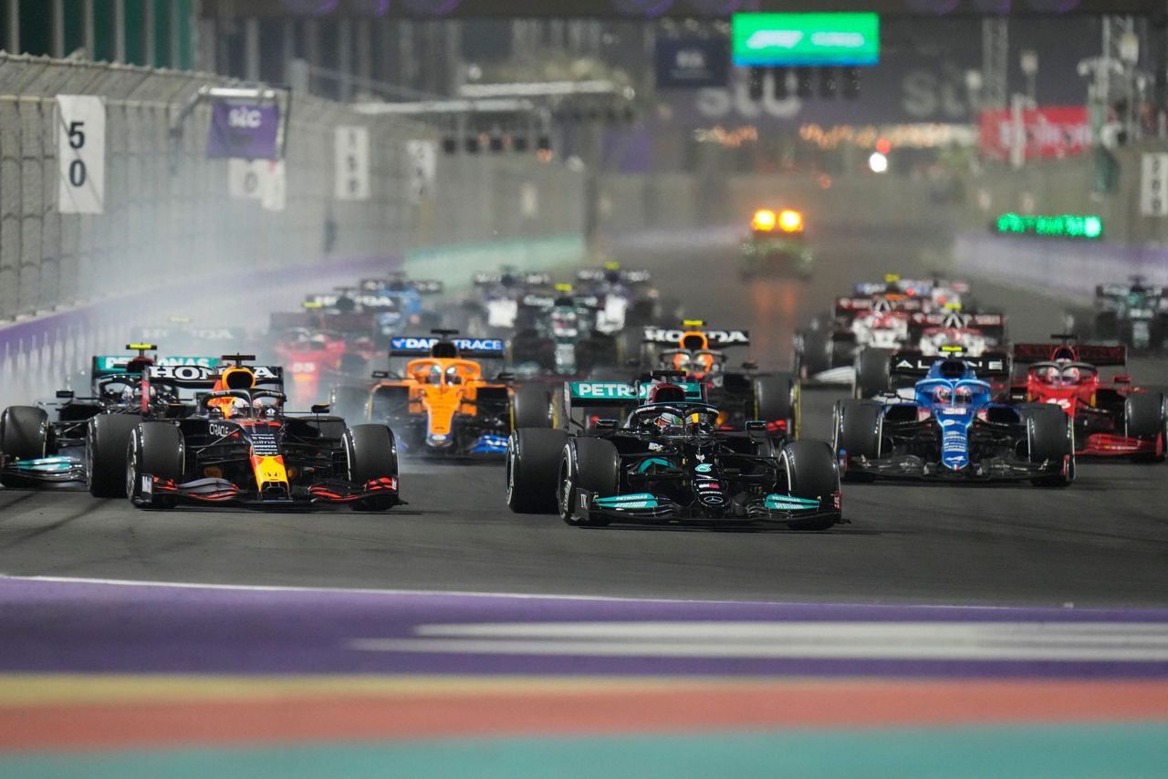 Hamilton wins 3rd straight in chaotic Saudi Arabian F1 race