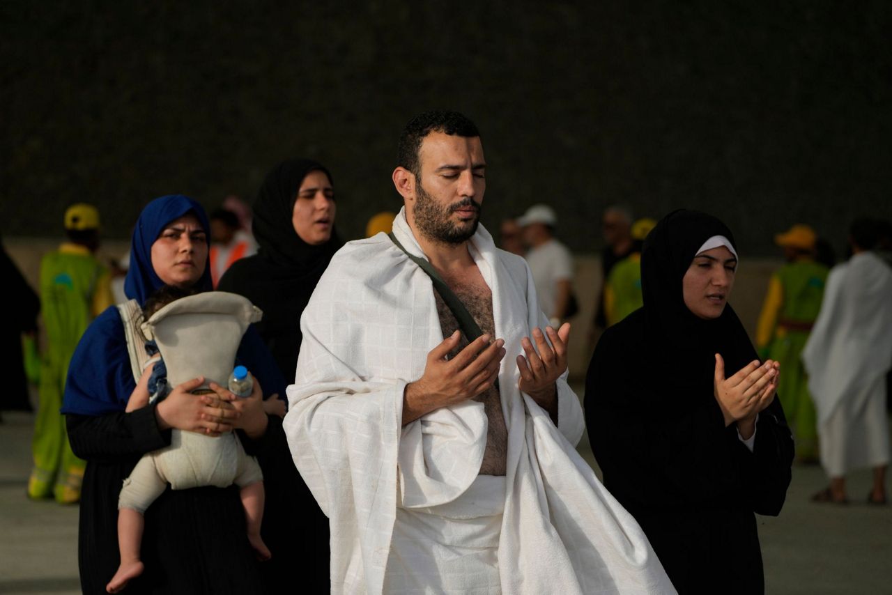 Muslims at Hajj pilgrimage brave intense heat to cast stones at pillars ...