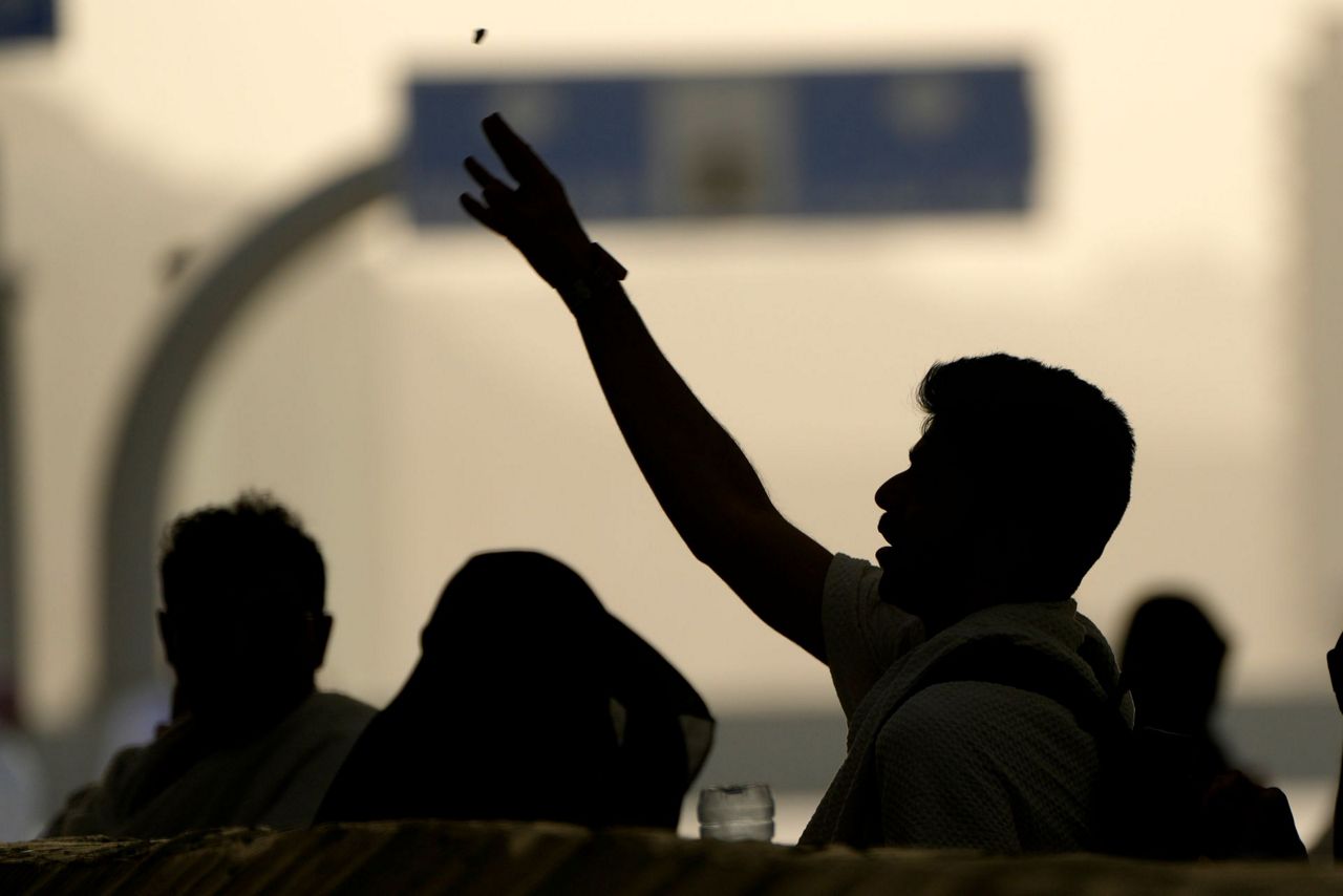 Muslims at Hajj pilgrimage brave intense heat to cast stones at pillars ...