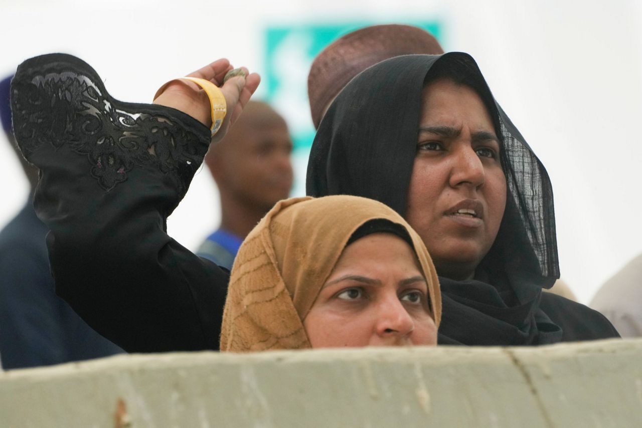 Muslim pilgrims take part in symbolic stoning of the devil as Hajj ...