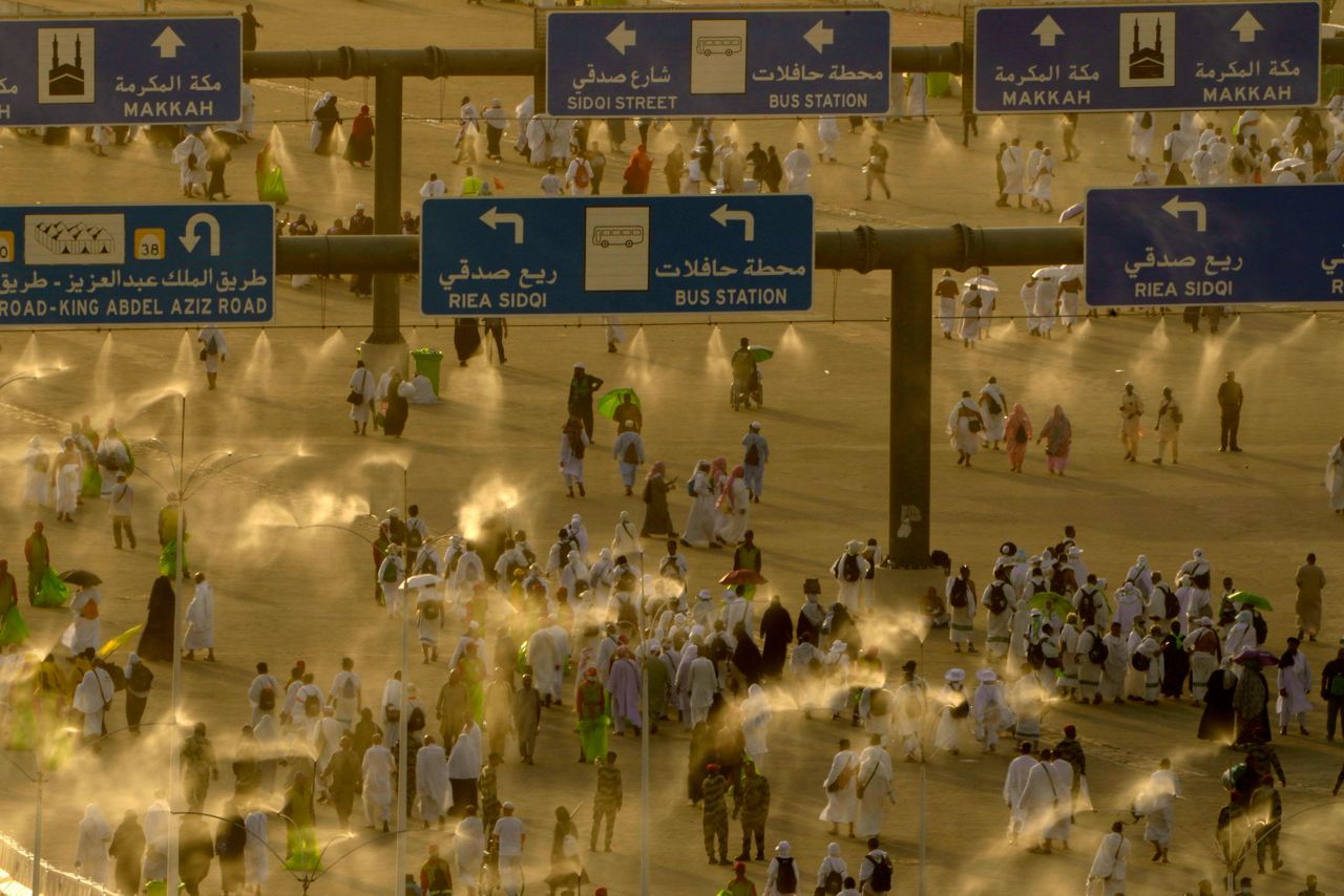 Muslims at Hajj pilgrimage brave intense heat to cast stones at pillars ...