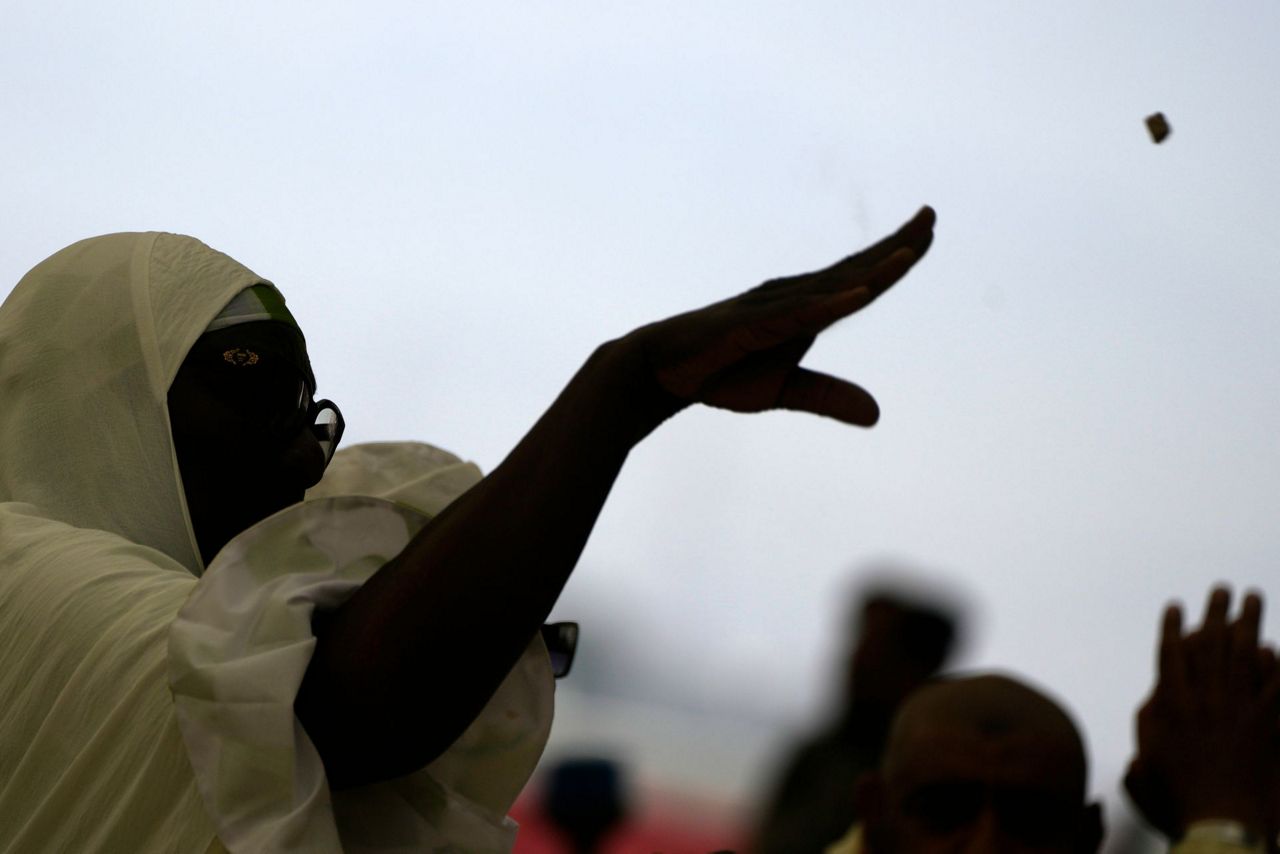 Muslim pilgrims take part in symbolic stoning of the devil as Hajj ...