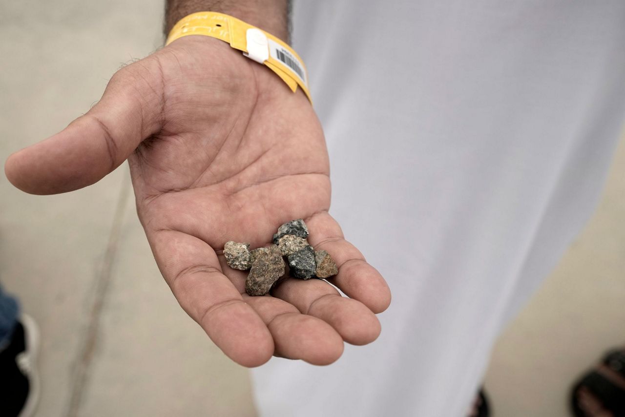 Muslim pilgrims take part in symbolic stoning of the devil as Hajj ...