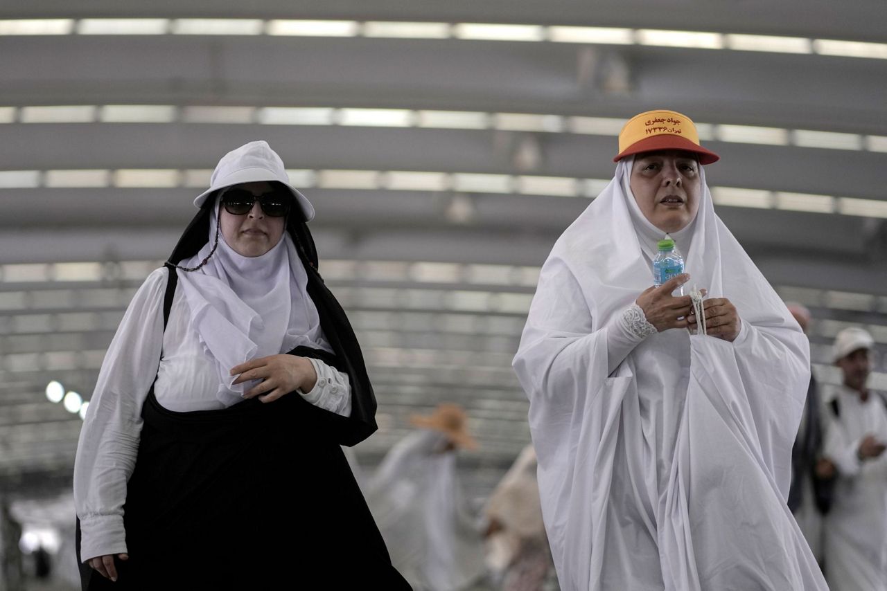 Muslim pilgrims take part in symbolic stoning of the devil as Hajj ...