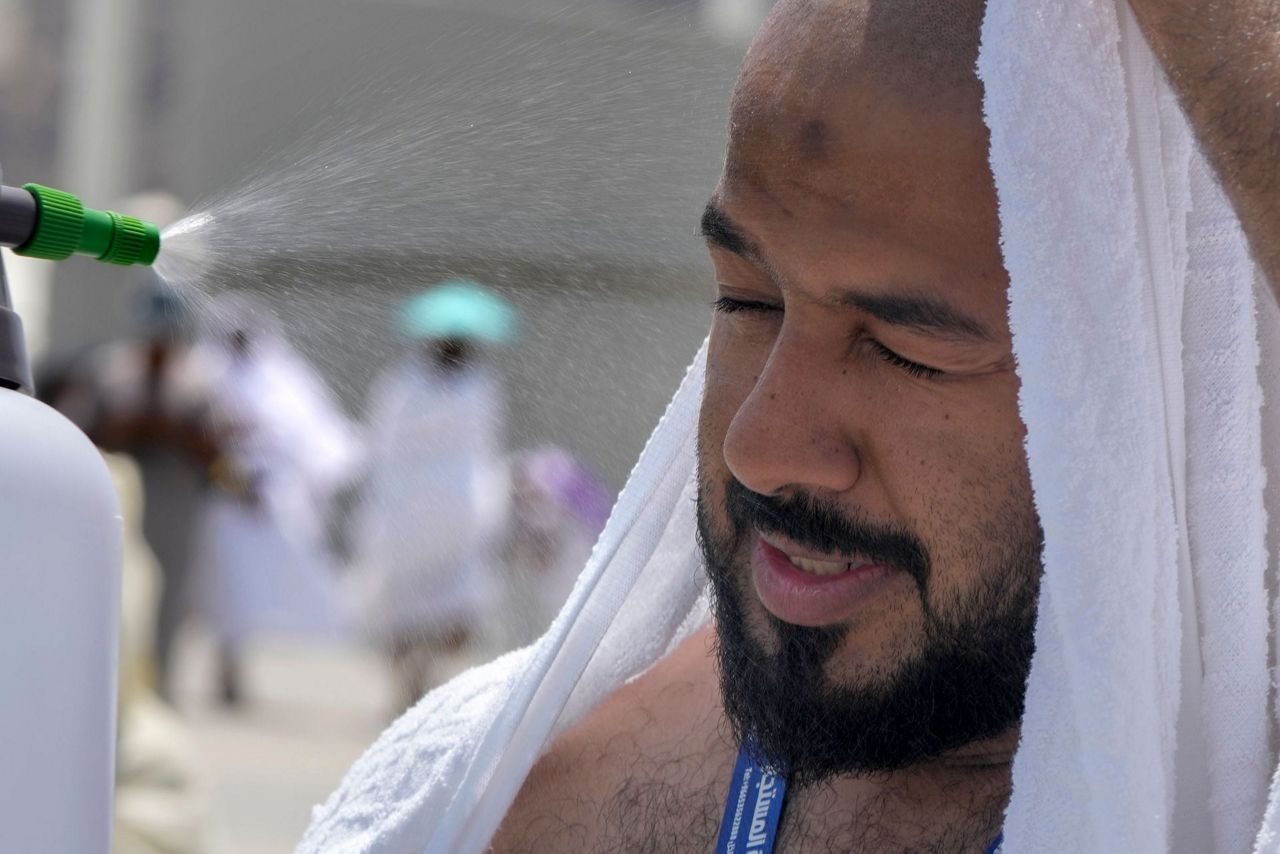 Muslim pilgrims take part in symbolic stoning of the devil as Hajj ...