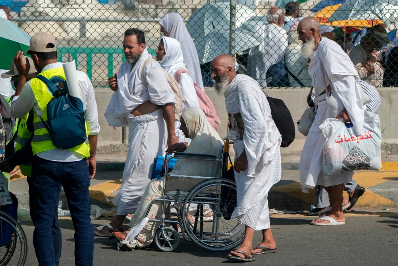 Muslims at Hajj pilgrimage brave intense heat to cast stones at pillars ...