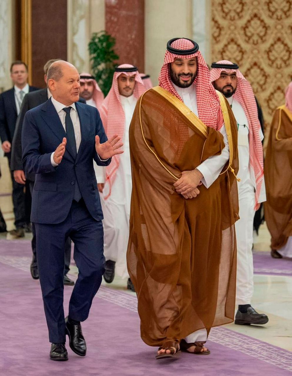 German leader seeks energy deals, alliances on Gulf trip
