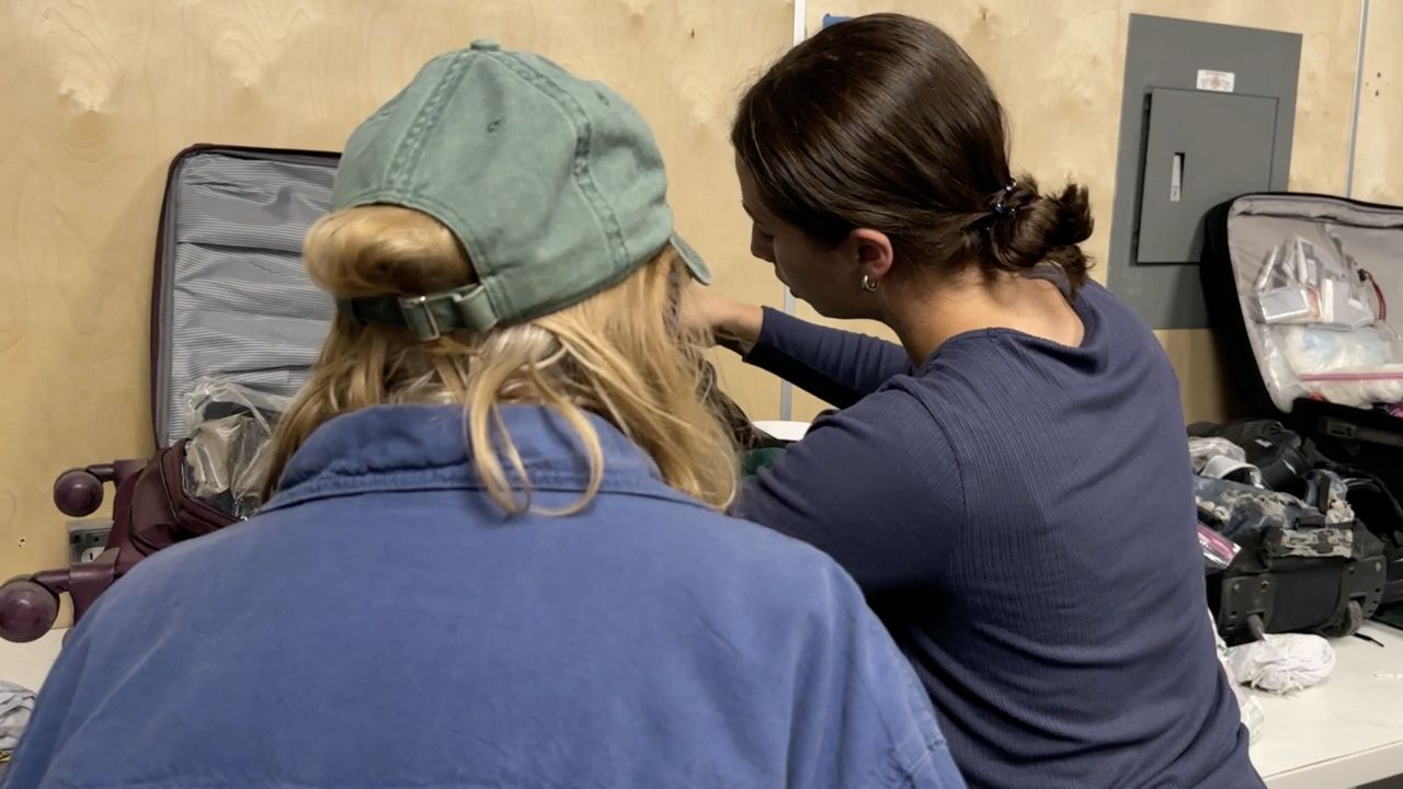 Students helping those experiencing homelessness