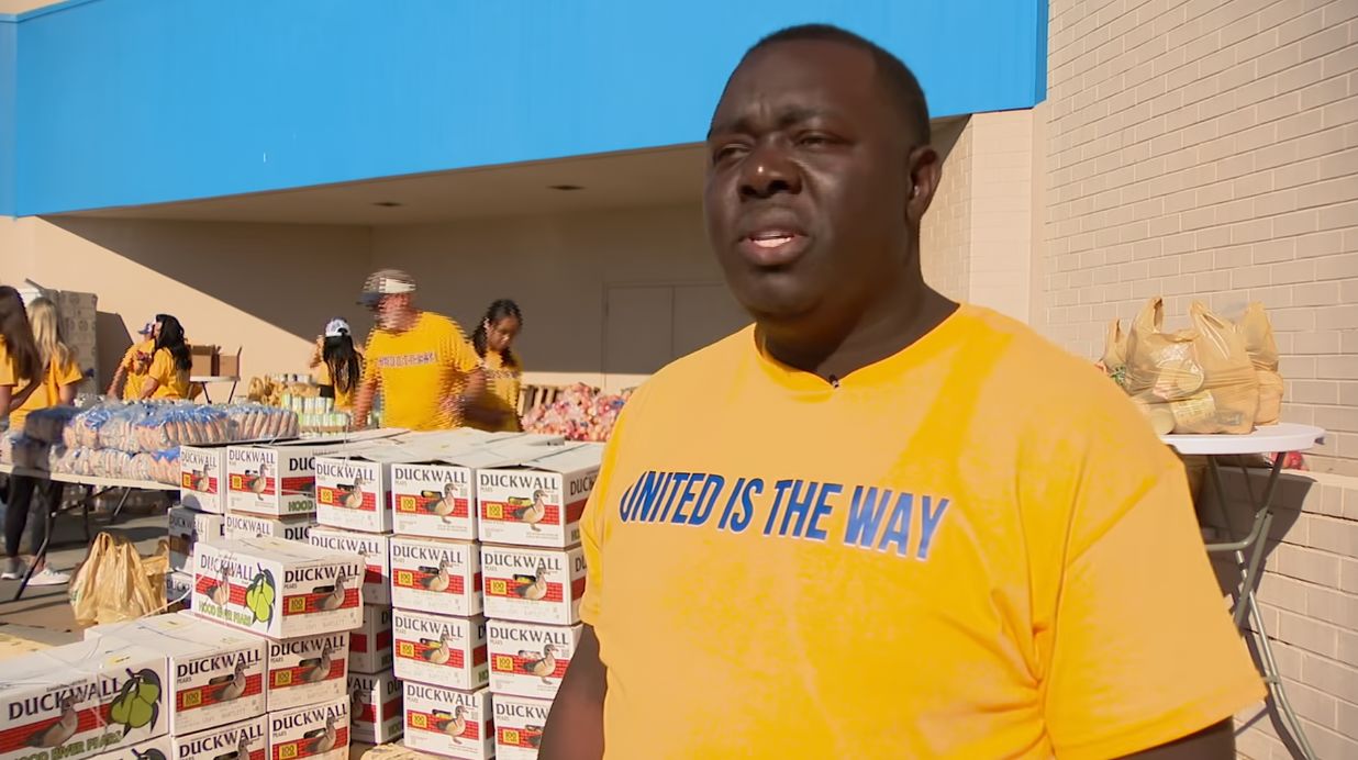 Lake County volunteer giving out meals to help others