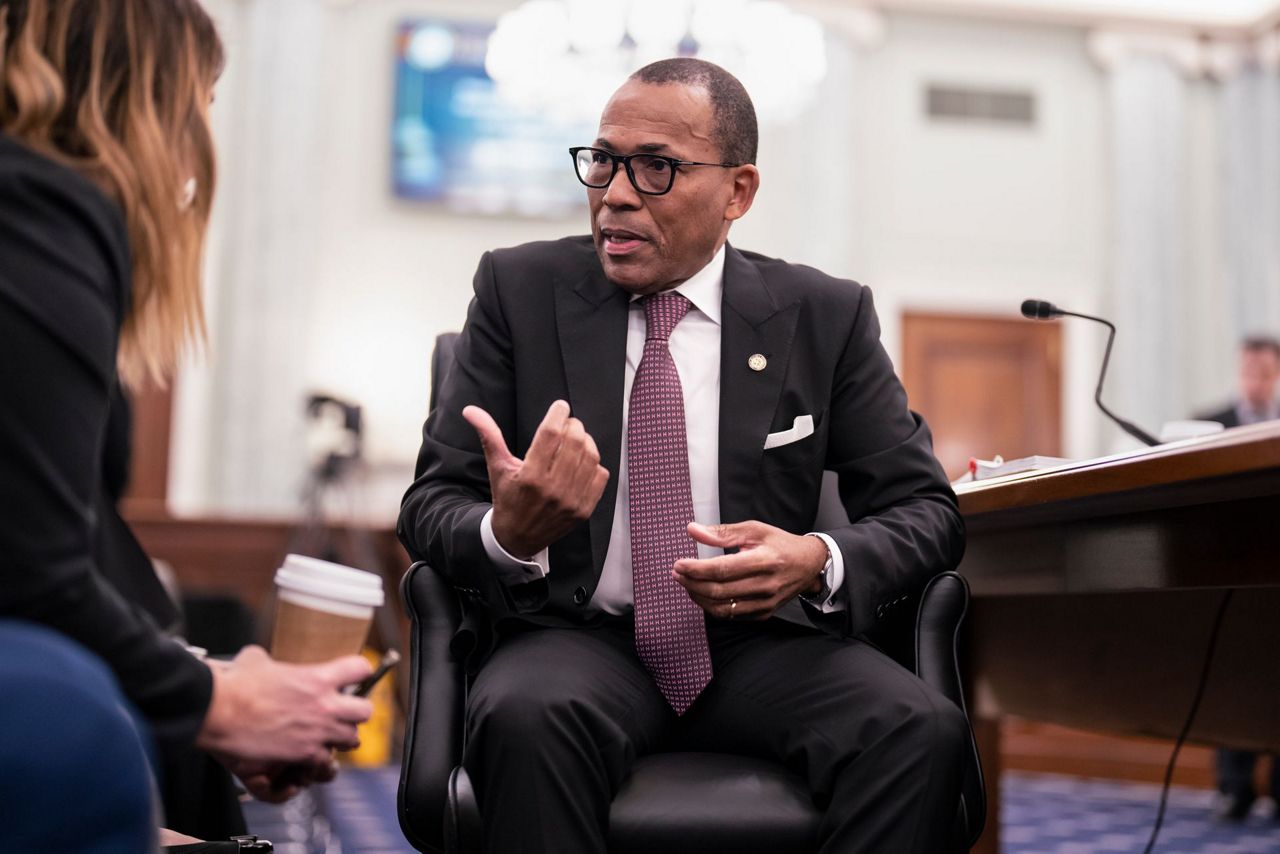 FAA head defends safety of US air travel despite close calls
