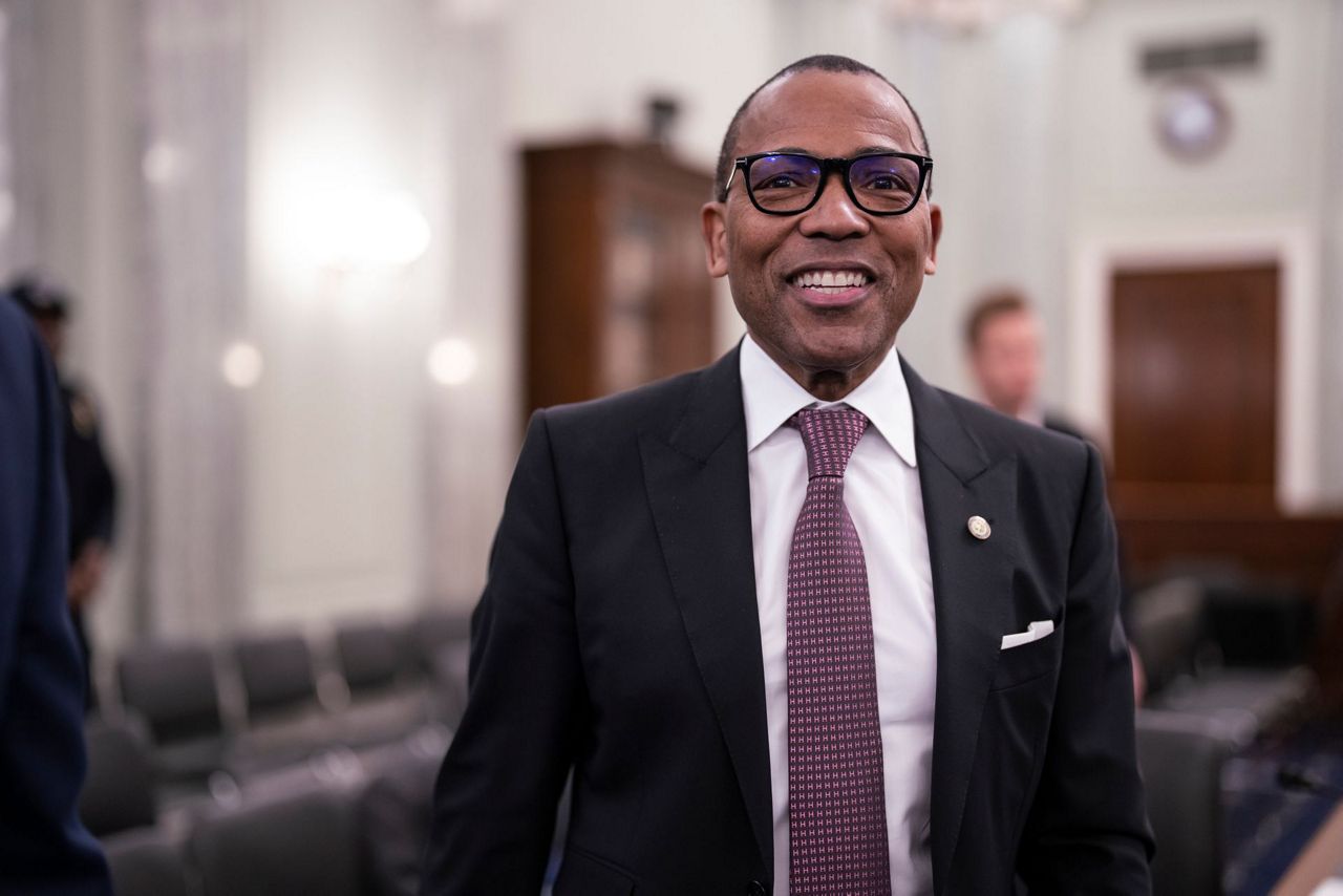 FAA head defends safety of US air travel despite close calls