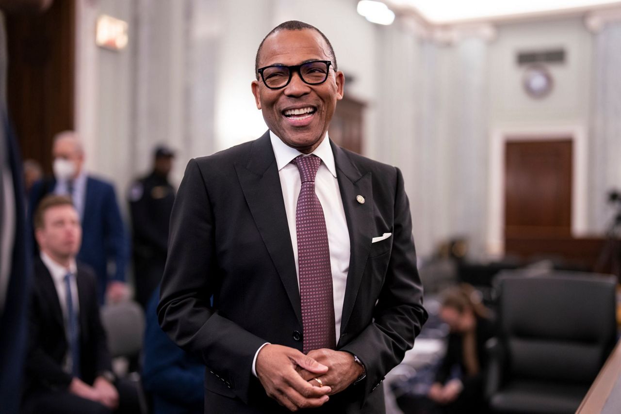 FAA head defends safety of US air travel despite close calls