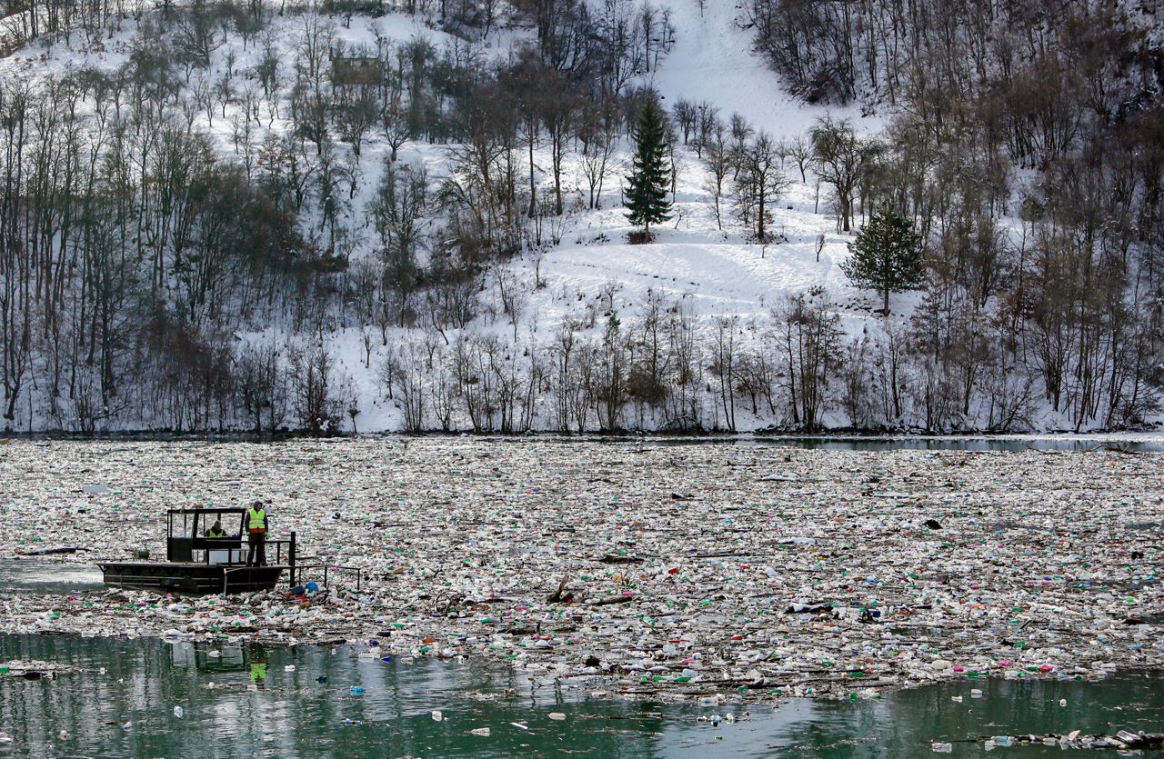 Rubbish-covered lake brings to light Balkans waste problem