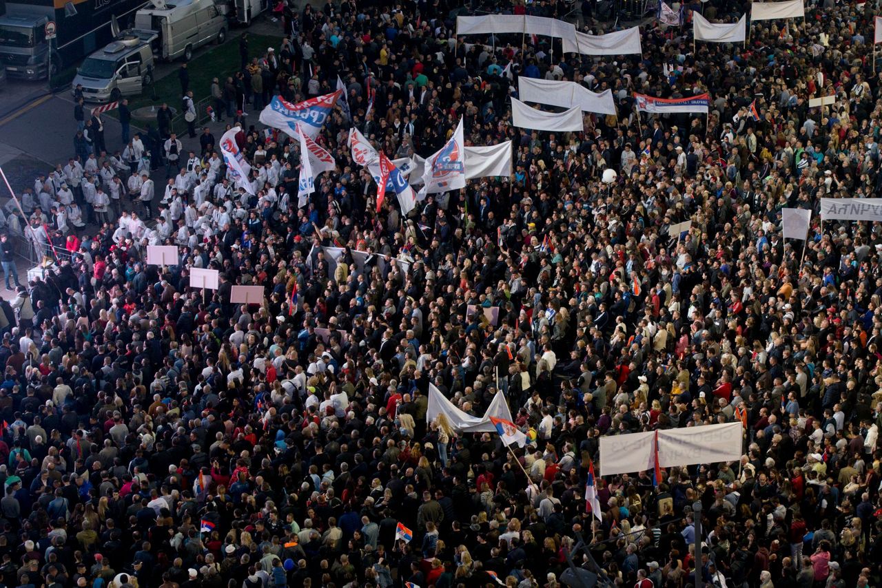 Thousands gather for rally supporting populist Serbia leader