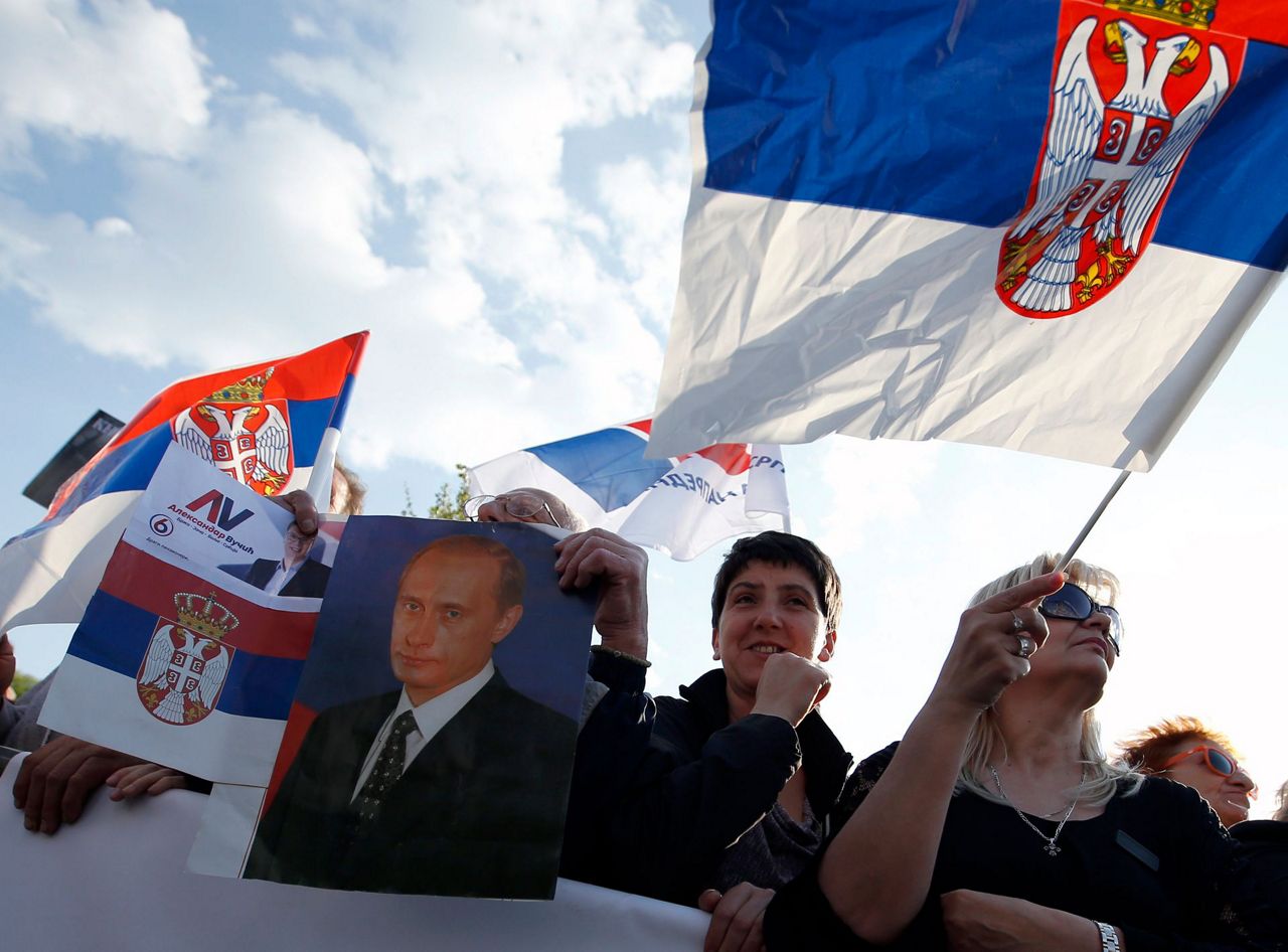 Thousands gather for rally supporting populist Serbia leader
